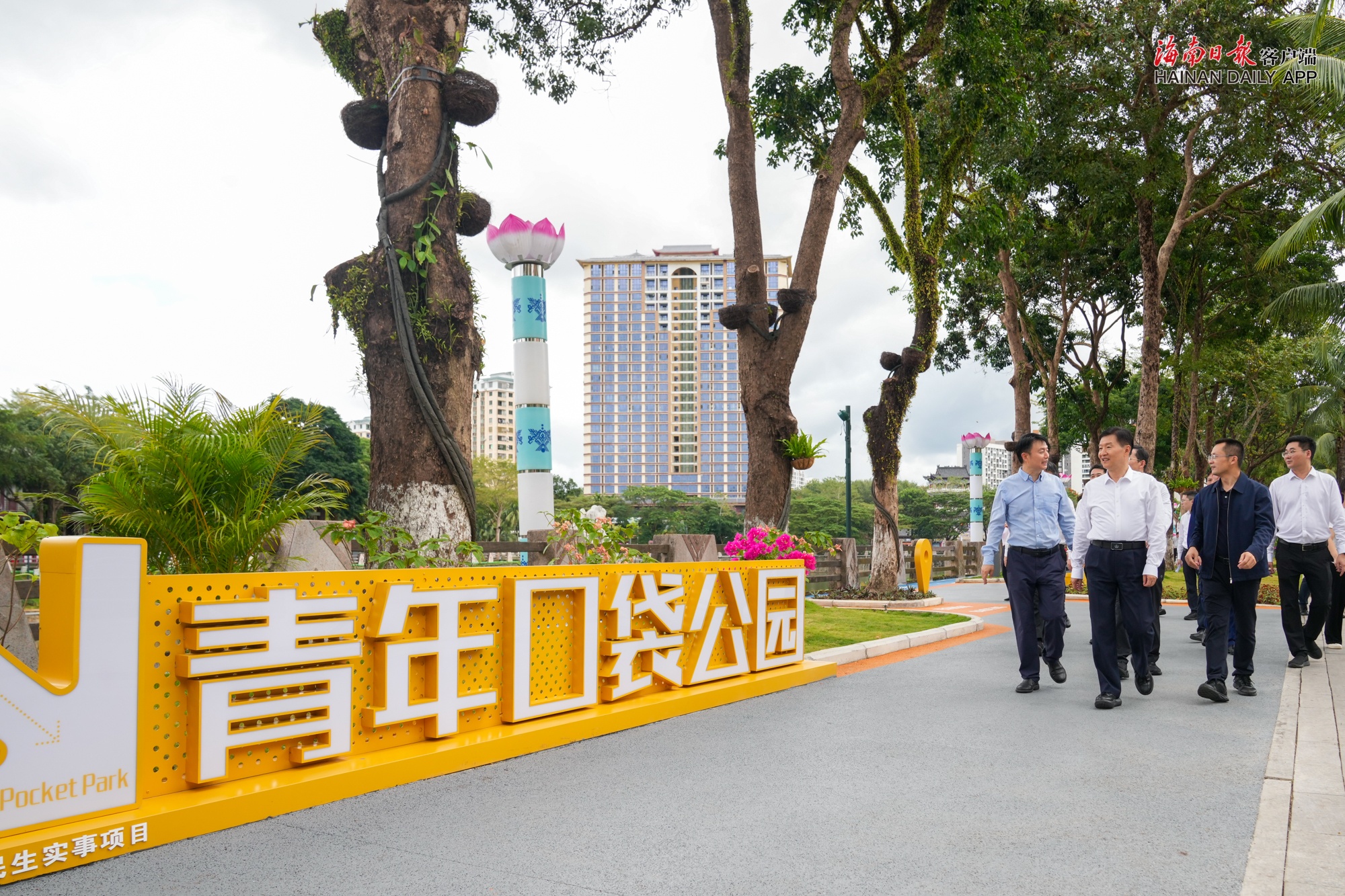 刘小明在保亭调研经济社会发展情况并巡林